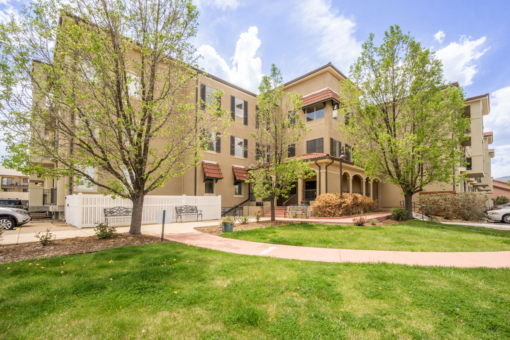 Home [dakotamgmt.managebuilding.com]